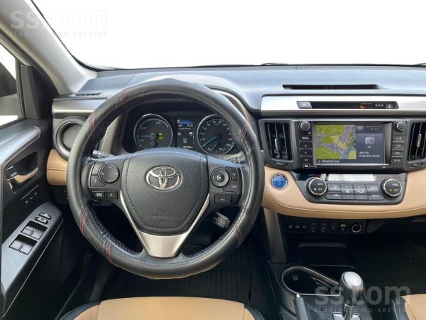 White Toyota RAV4 2017 in Riga, with an engine capacity of 2.50 L and mileage of 170 thousand km for 18490 €, photo 9 on AUTOMOTO.COM.LV