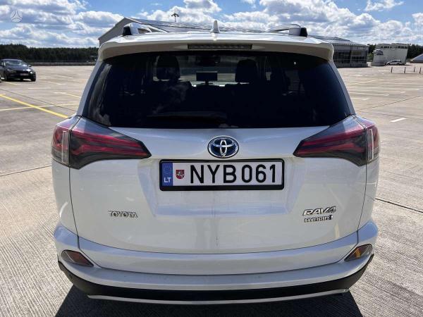 White Toyota RAV4 2017 in Vilnius, with an engine capacity of 2.49 L and mileage of 162 thousand km for 18800 €, photo 3 on AUTOMOTO.COM.LV