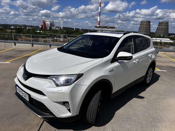 White Toyota RAV4 2017 in Vilnius, with an engine capacity of 2.49 L and mileage of 162 thousand km for 18800 €, photo 4 on AUTOMOTO.COM.LV