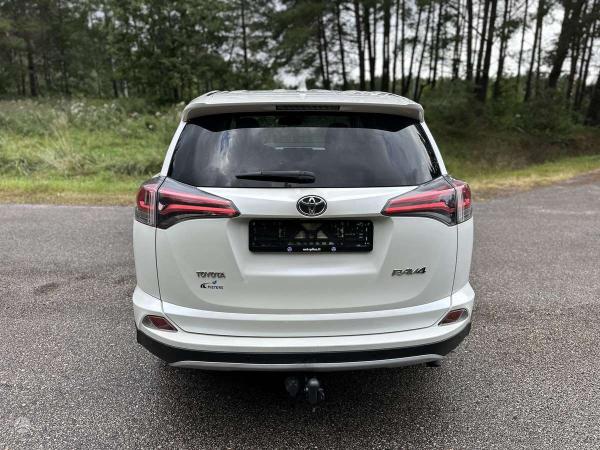 White Toyota RAV4 2017 in Ukmerge, with an engine capacity of 2.00 L and mileage of 133 thousand km for 13650 €, photo 5 on AUTOMOTO.COM.LV