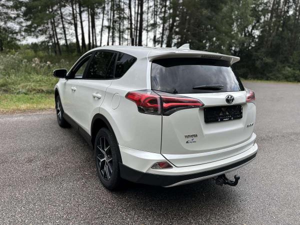 White Toyota RAV4 2017 in Ukmerge, with an engine capacity of 2.00 L and mileage of 133 thousand km for 13650 €, photo 6 on AUTOMOTO.COM.LV