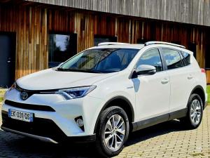White Toyota RAV4 2017 in Taurage, with an engine capacity of 2.49 L and mileage of 273 thousand km for 13900 €, photo 3 on AUTOMOTO.COM.LV
