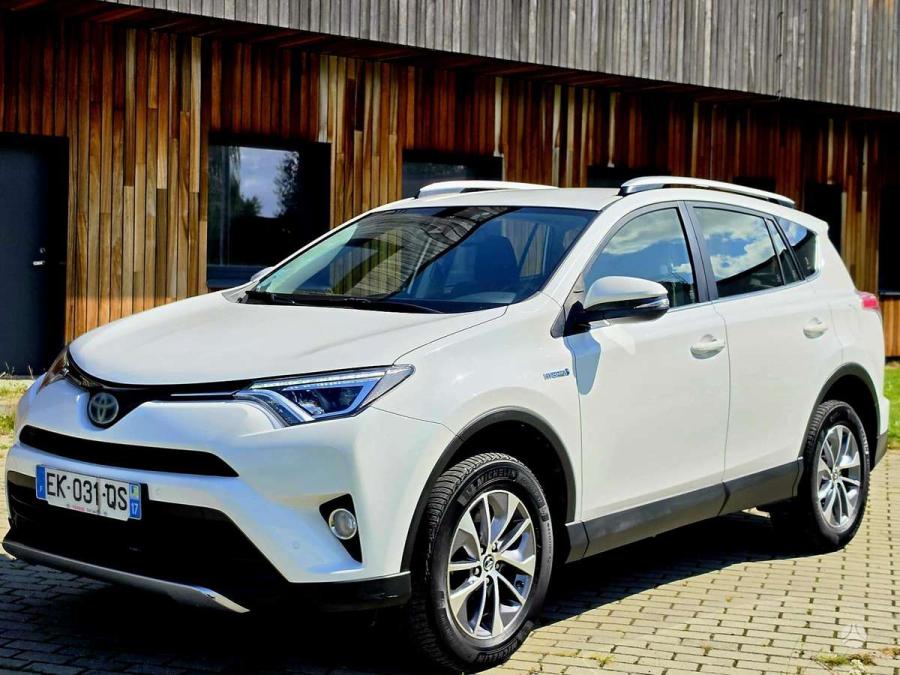 White Toyota RAV4 2017 in Taurage, with an engine capacity of 2.49 L and mileage of 273 thousand km for 13900 €, photo 3 on AUTOMOTO.COM.LV