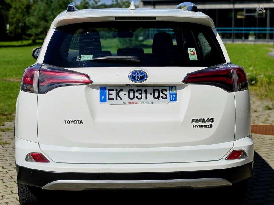 White Toyota RAV4 2017 in Taurage, with an engine capacity of 2.49 L and mileage of 273 thousand km for 13900 €, photo 7 on AUTOMOTO.COM.LV