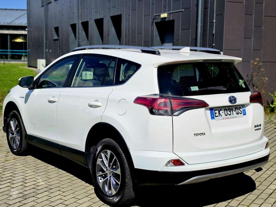 White Toyota RAV4 2017 in Taurage, with an engine capacity of 2.49 L and mileage of 273 thousand km for 13900 €, photo 8 on AUTOMOTO.COM.LV