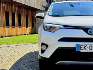 White Toyota RAV4 2017 in Taurage, with an engine capacity of 2.49 L and mileage of 273 thousand km for 13900 €, photo 10 on AUTOMOTO.COM.LV
