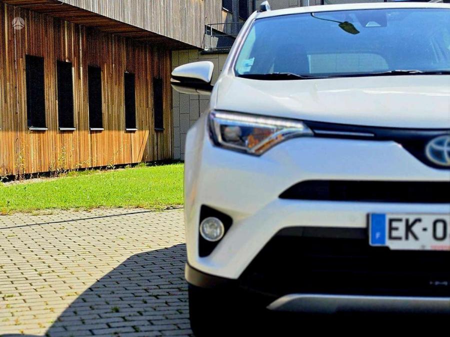 White Toyota RAV4 2017 in Taurage, with an engine capacity of 2.49 L and mileage of 273 thousand km for 13900 €, photo 10 on AUTOMOTO.COM.LV