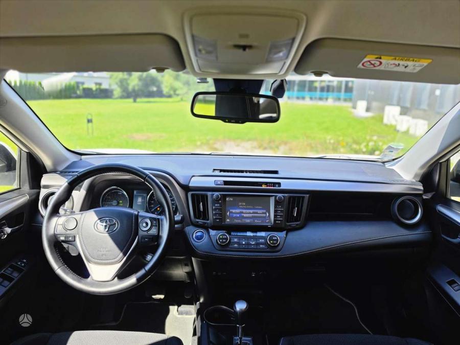 White Toyota RAV4 2017 in Taurage, with an engine capacity of 2.49 L and mileage of 273 thousand km for 13900 €, photo 19 on AUTOMOTO.COM.LV