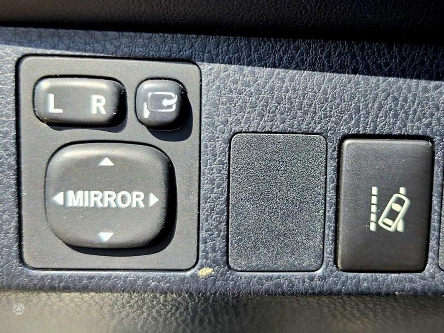 White Toyota RAV4 2017 in Taurage, with an engine capacity of 2.49 L and mileage of 273 thousand km for 13900 €, photo 36 on AUTOMOTO.COM.LV