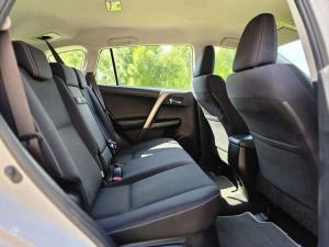 White Toyota RAV4 2017 in Taurage, with an engine capacity of 2.49 L and mileage of 273 thousand km for 13900 €, photo 42 on AUTOMOTO.COM.LV
