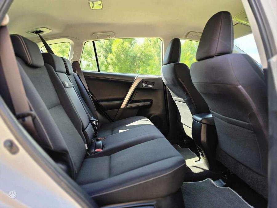 White Toyota RAV4 2017 in Taurage, with an engine capacity of 2.49 L and mileage of 273 thousand km for 13900 €, photo 42 on AUTOMOTO.COM.LV