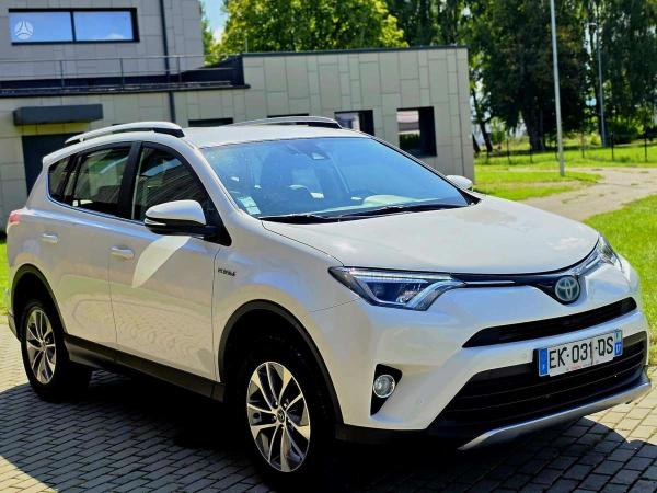 White Toyota RAV4 2017 in Klaipeda, with an engine capacity of 2.49 L and mileage of 273 thousand km for 13900 €, photo 4 on AUTOMOTO.COM.LV