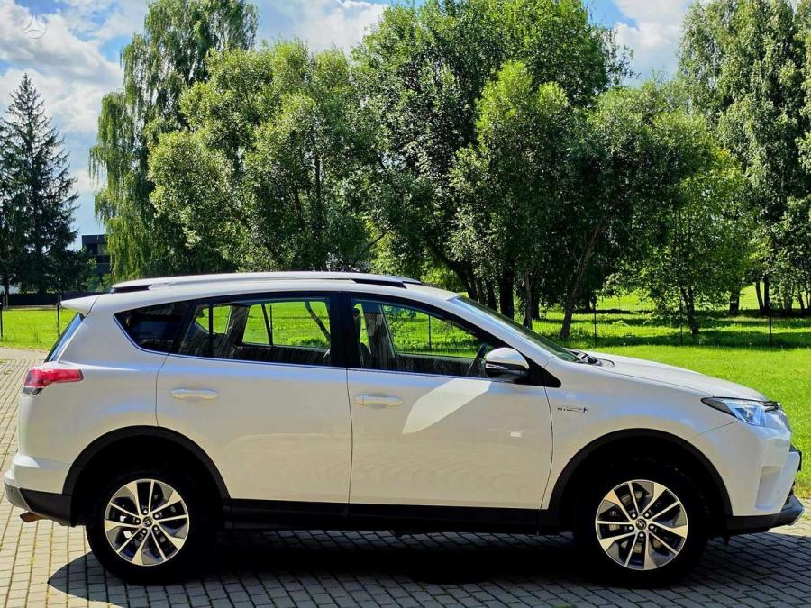 White Toyota RAV4 2017 in Klaipeda, with an engine capacity of 2.49 L and mileage of 273 thousand km for 13900 €, photo 5 on AUTOMOTO.COM.LV