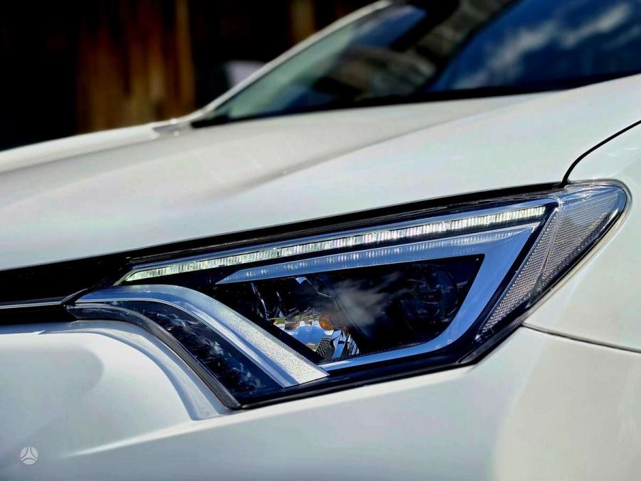 White Toyota RAV4 2017 in Klaipeda, with an engine capacity of 2.49 L and mileage of 273 thousand km for 13900 €, photo 12 on AUTOMOTO.COM.LV