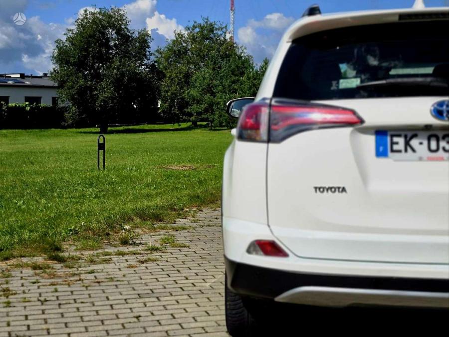 White Toyota RAV4 2017 in Klaipeda, with an engine capacity of 2.49 L and mileage of 273 thousand km for 13900 €, photo 13 on AUTOMOTO.COM.LV