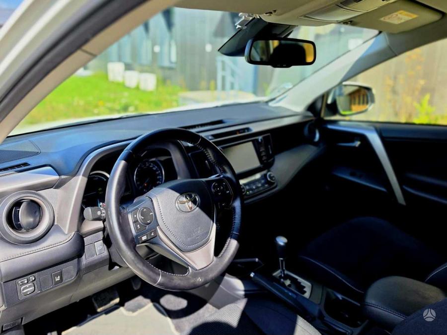 White Toyota RAV4 2017 in Klaipeda, with an engine capacity of 2.49 L and mileage of 273 thousand km for 13900 €, photo 21 on AUTOMOTO.COM.LV