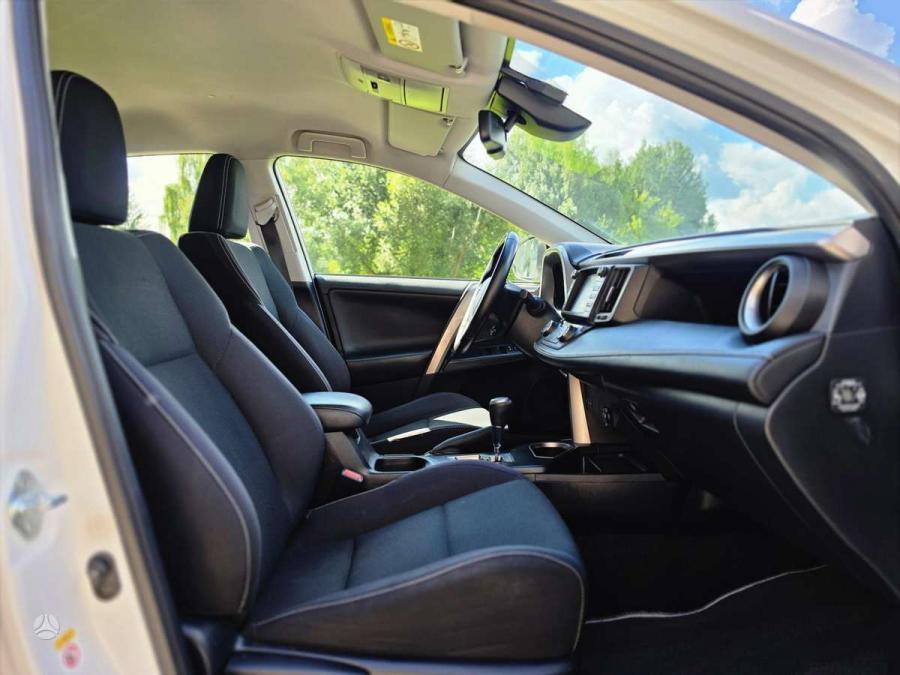 White Toyota RAV4 2017 in Klaipeda, with an engine capacity of 2.49 L and mileage of 273 thousand km for 13900 €, photo 24 on AUTOMOTO.COM.LV
