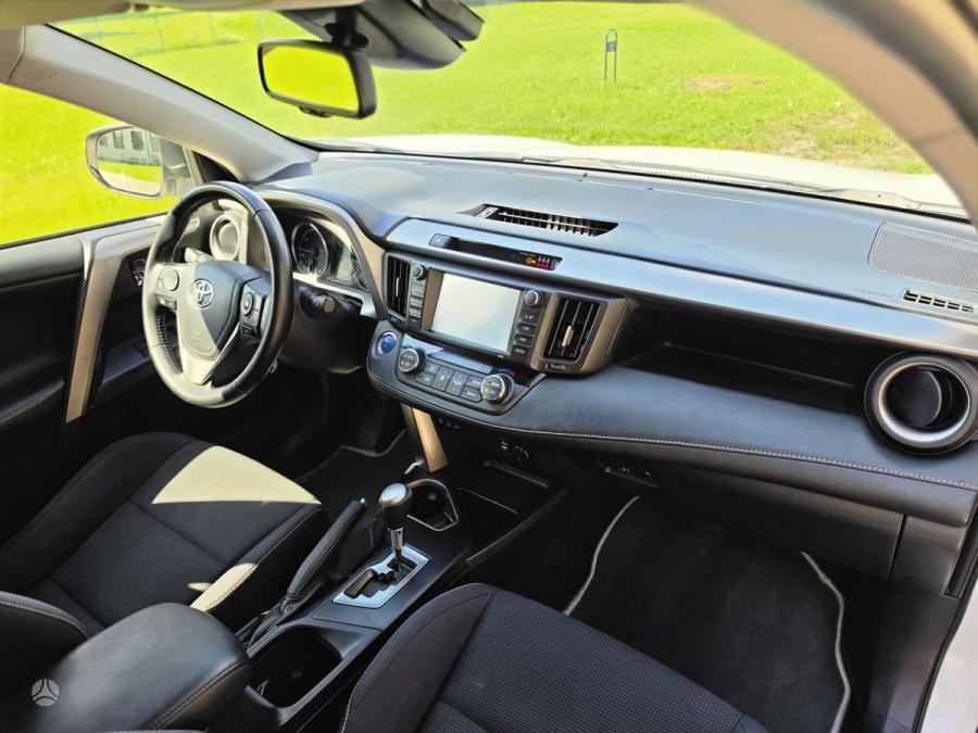 White Toyota RAV4 2017 in Klaipeda, with an engine capacity of 2.49 L and mileage of 273 thousand km for 13900 €, photo 25 on AUTOMOTO.COM.LV