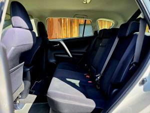 White Toyota RAV4 2017 in Klaipeda, with an engine capacity of 2.49 L and mileage of 273 thousand km for 13900 €, photo 41 on AUTOMOTO.COM.LV