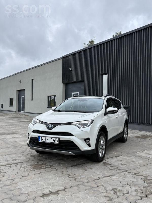 Toyota RAV4 2017 Rīga vietnē Balts Toyota RAV4 2017 Rīga, ar dzinēja tilpumu 2.50 L un nobraukumu 138 tūkst. km par 18950 €, foto 1 vietnē AUTOMOTO.COM.LV