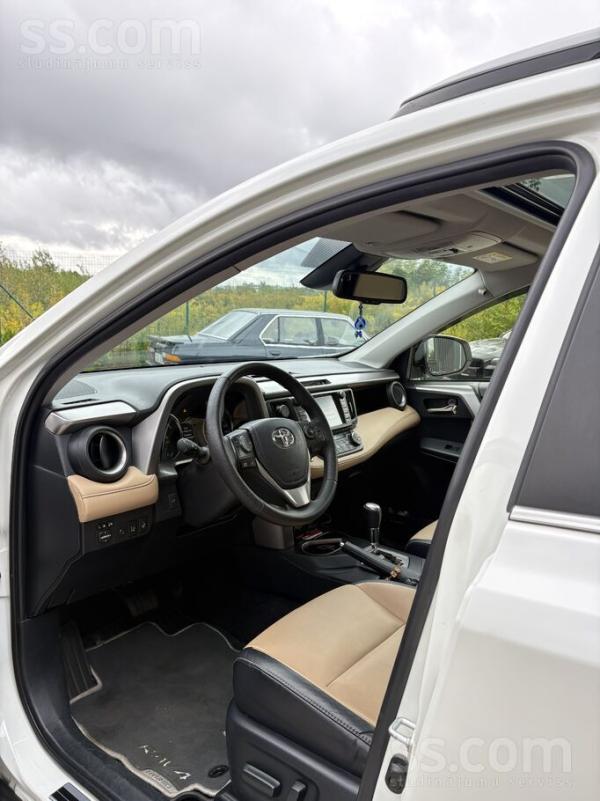 Toyota RAV4 2017 Rīga vietnē Balts Toyota RAV4 2017 Rīga, ar dzinēja tilpumu 2.50 L un nobraukumu 138 tūkst. km par 18950 €, foto 7 vietnē AUTOMOTO.COM.LV