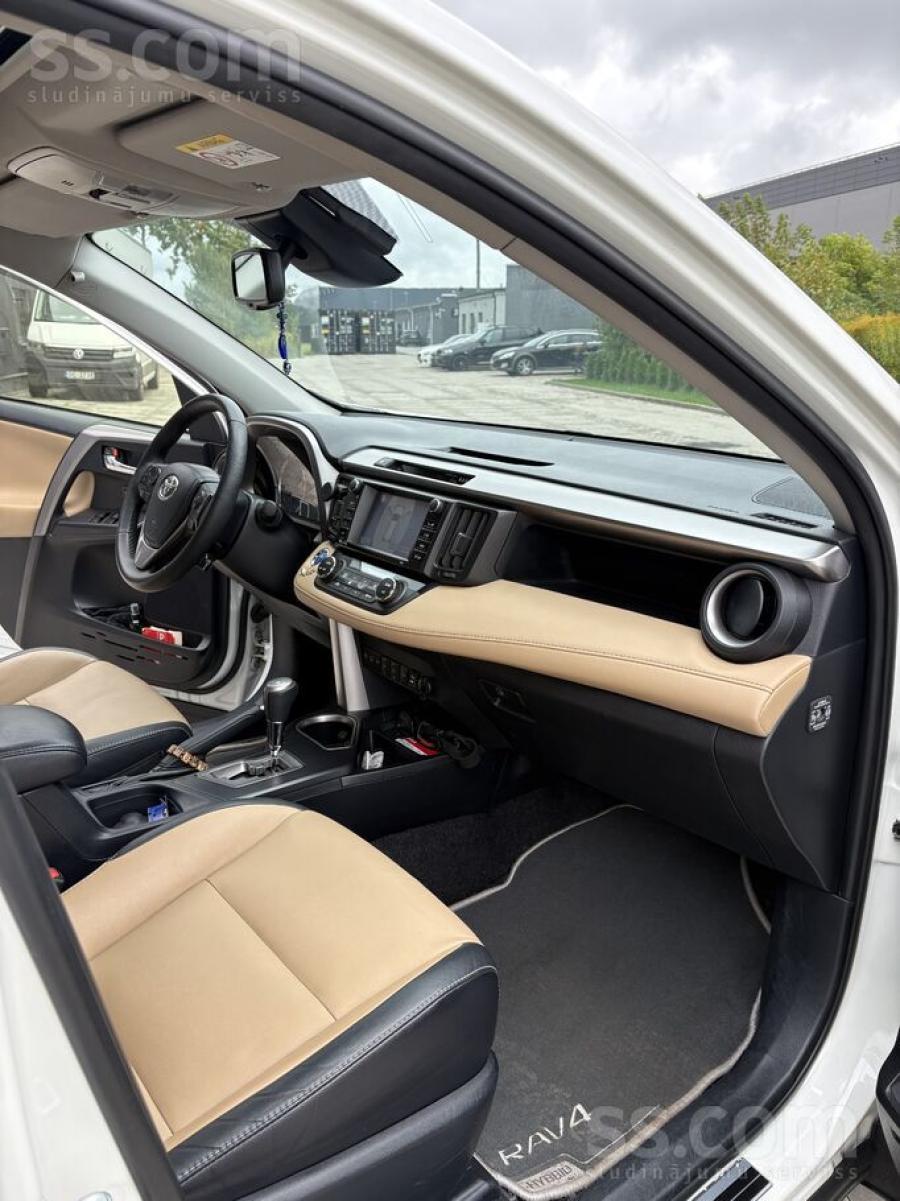 Balts Toyota RAV4 2017 Rīga, ar dzinēja tilpumu 2.50 L un nobraukumu 138 tūkst. km par 18950 €, foto 14 vietnē AUTOMOTO.COM.LV