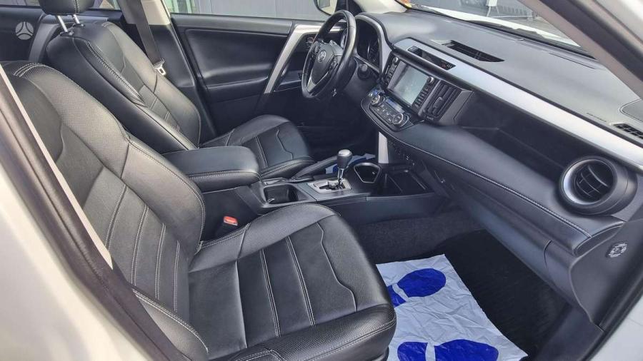 Balts Toyota RAV4 2017 Šauļi, ar dzinēja tilpumu 2.49 L un nobraukumu 198 tūkst. km par 16950 €, foto 24 vietnē AUTOMOTO.COM.LV