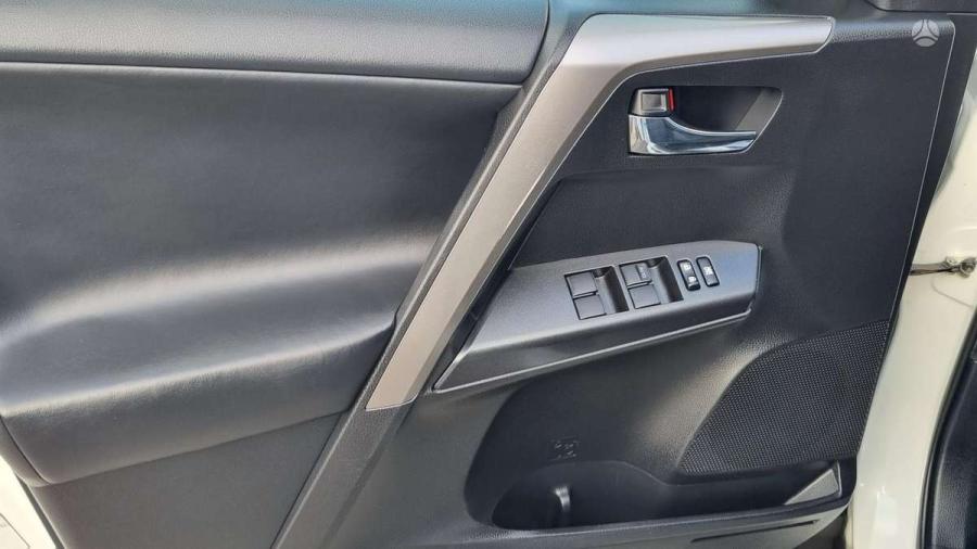 Balts Toyota RAV4 2017 Šauļi, ar dzinēja tilpumu 2.49 L un nobraukumu 198 tūkst. km par 16950 €, foto 36 vietnē AUTOMOTO.COM.LV
