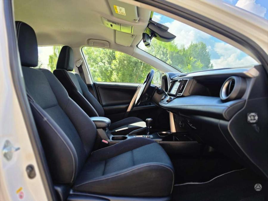 White Toyota RAV4 2017 in Klaipeda, with an engine capacity of 2.49 L and mileage of 273 thousand km for 13800 €, photo 24 on AUTOMOTO.COM.LV