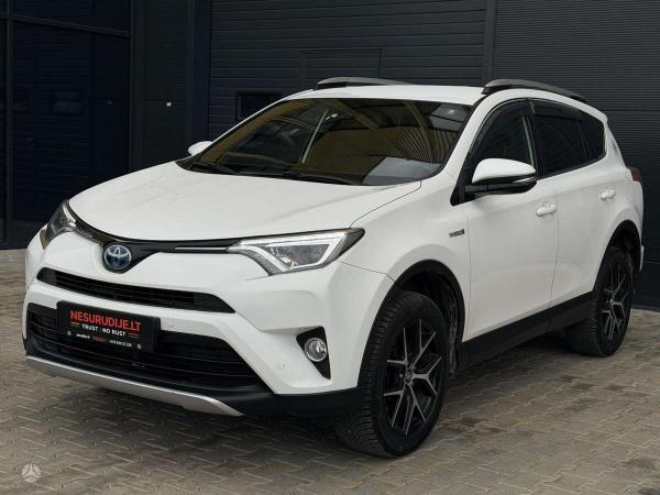 White Toyota RAV4 2017 in Vilnius, with an engine capacity of 2.49 L and mileage of 143 thousand km for 18999 €, photo 3 on AUTOMOTO.COM.LV