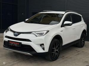 White Toyota RAV4 2017 in Vilnius, with an engine capacity of 2.49 L and mileage of 143 thousand km for 18999 €, photo 3 on AUTOMOTO.COM.LV