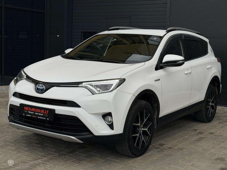 White Toyota RAV4 2017 in Vilnius, with an engine capacity of 2.49 L and mileage of 143 thousand km for 18999 €, photo 3 on AUTOMOTO.COM.LV