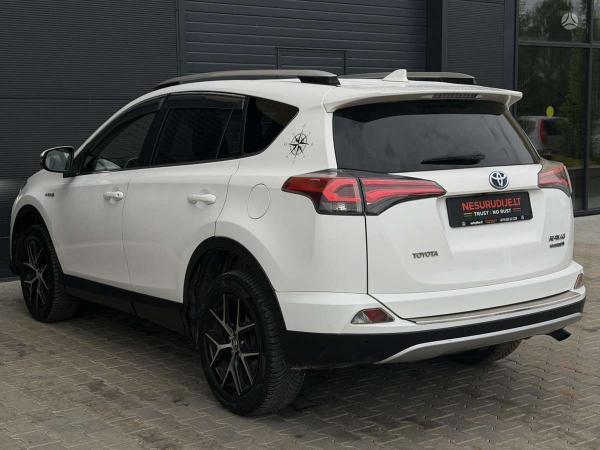 White Toyota RAV4 2017 in Vilnius, with an engine capacity of 2.49 L and mileage of 143 thousand km for 18999 €, photo 4 on AUTOMOTO.COM.LV