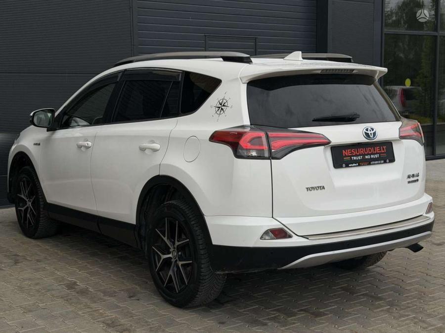 White Toyota RAV4 2017 in Vilnius, with an engine capacity of 2.49 L and mileage of 143 thousand km for 18999 €, photo 4 on AUTOMOTO.COM.LV