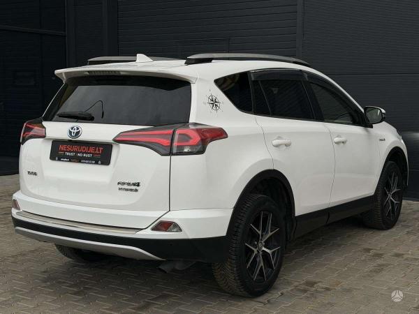 White Toyota RAV4 2017 in Vilnius, with an engine capacity of 2.49 L and mileage of 143 thousand km for 18999 €, photo 5 on AUTOMOTO.COM.LV