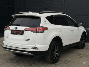White Toyota RAV4 2017 in Vilnius, with an engine capacity of 2.49 L and mileage of 143 thousand km for 18999 €, photo 5 on AUTOMOTO.COM.LV