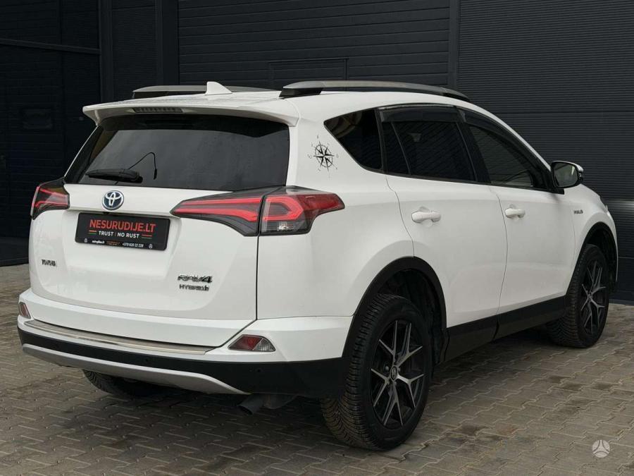 White Toyota RAV4 2017 in Vilnius, with an engine capacity of 2.49 L and mileage of 143 thousand km for 18999 €, photo 5 on AUTOMOTO.COM.LV