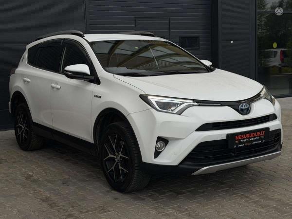 White Toyota RAV4 2017 in Vilnius, with an engine capacity of 2.49 L and mileage of 143 thousand km for 18999 €, photo 6 on AUTOMOTO.COM.LV