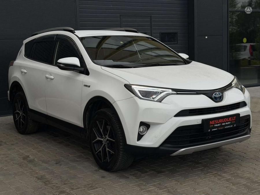 White Toyota RAV4 2017 in Vilnius, with an engine capacity of 2.49 L and mileage of 143 thousand km for 18999 €, photo 6 on AUTOMOTO.COM.LV