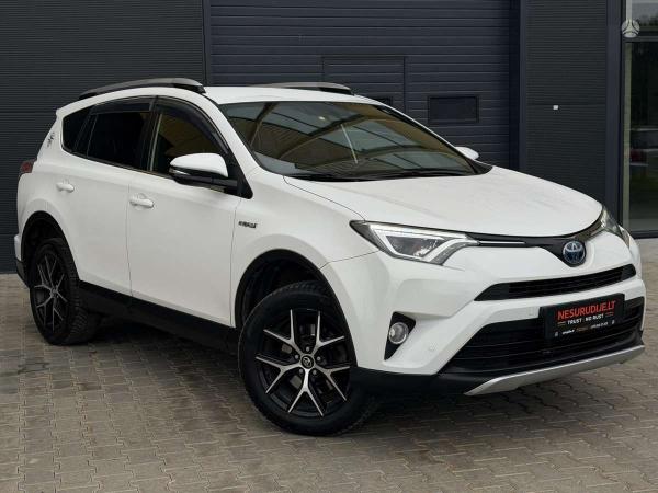 White Toyota RAV4 2017 in Vilnius, with an engine capacity of 2.49 L and mileage of 143 thousand km for 18999 €, photo 7 on AUTOMOTO.COM.LV
