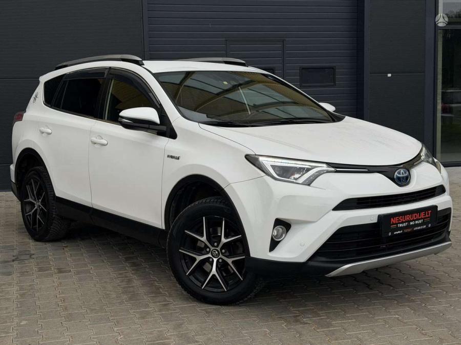White Toyota RAV4 2017 in Vilnius, with an engine capacity of 2.49 L and mileage of 143 thousand km for 18999 €, photo 7 on AUTOMOTO.COM.LV
