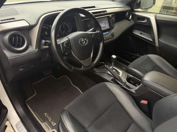 White Toyota RAV4 2017 in Vilnius, with an engine capacity of 2.49 L and mileage of 143 thousand km for 18999 €, photo 8 on AUTOMOTO.COM.LV