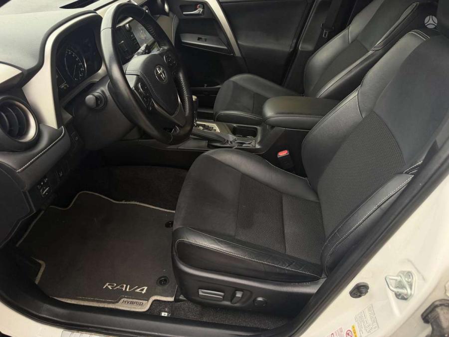 White Toyota RAV4 2017 in Vilnius, with an engine capacity of 2.49 L and mileage of 143 thousand km for 18999 €, photo 9 on AUTOMOTO.COM.LV