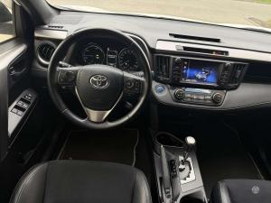 White Toyota RAV4 2017 in Vilnius, with an engine capacity of 2.49 L and mileage of 143 thousand km for 18999 €, photo 10 on AUTOMOTO.COM.LV