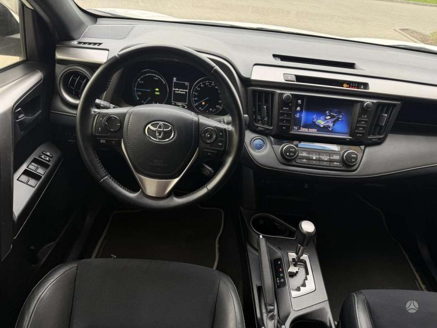 White Toyota RAV4 2017 in Vilnius, with an engine capacity of 2.49 L and mileage of 143 thousand km for 18999 €, photo 10 on AUTOMOTO.COM.LV