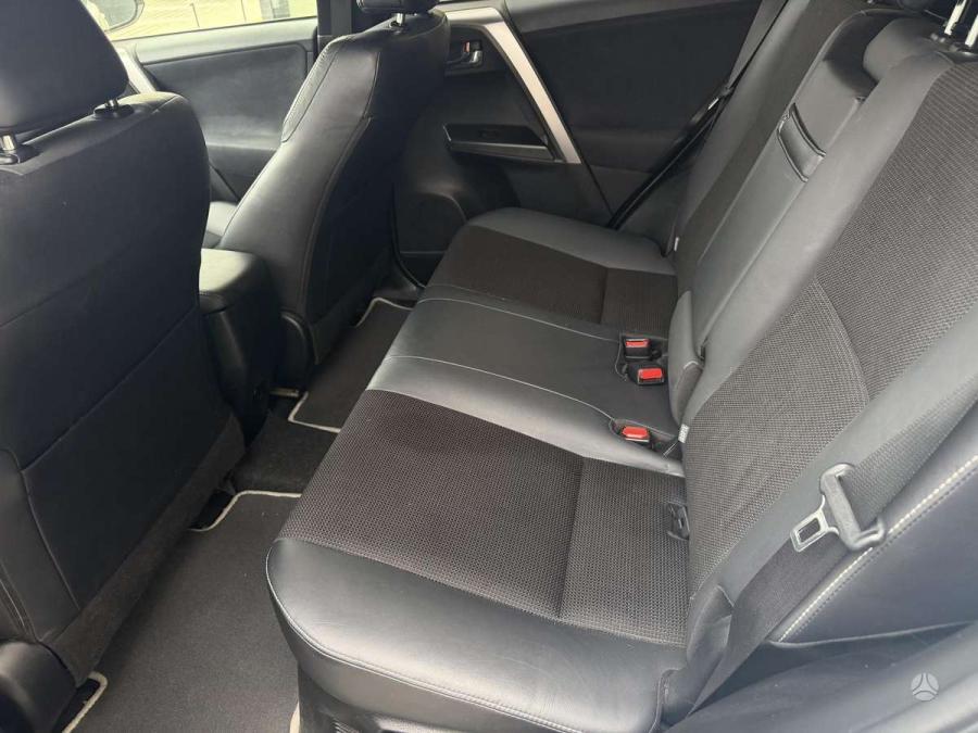 White Toyota RAV4 2017 in Vilnius, with an engine capacity of 2.49 L and mileage of 143 thousand km for 18999 €, photo 11 on AUTOMOTO.COM.LV
