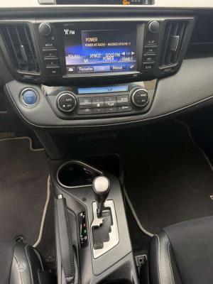 White Toyota RAV4 2017 in Vilnius, with an engine capacity of 2.49 L and mileage of 143 thousand km for 18999 €, photo 13 on AUTOMOTO.COM.LV
