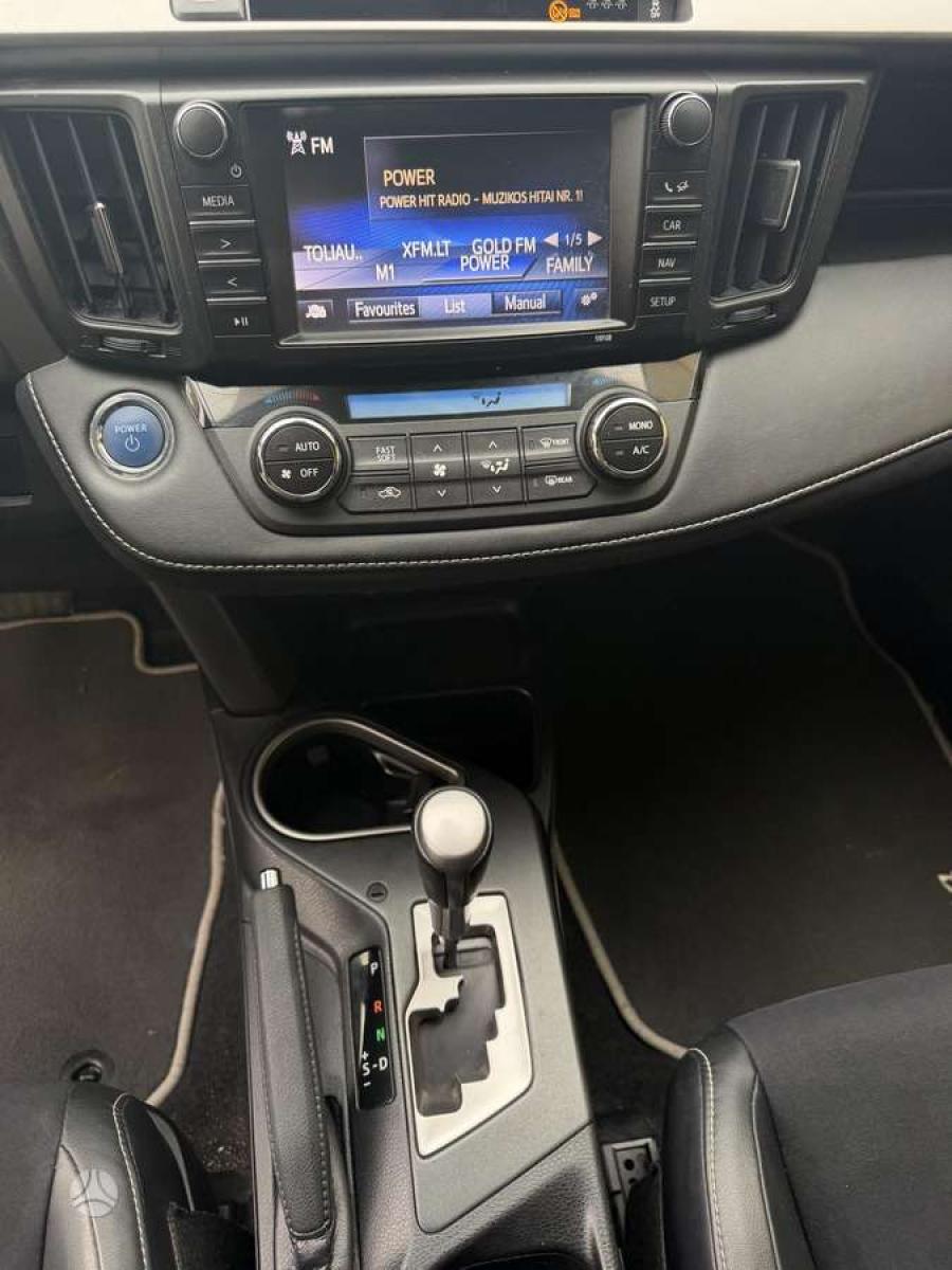 White Toyota RAV4 2017 in Vilnius, with an engine capacity of 2.49 L and mileage of 143 thousand km for 18999 €, photo 13 on AUTOMOTO.COM.LV