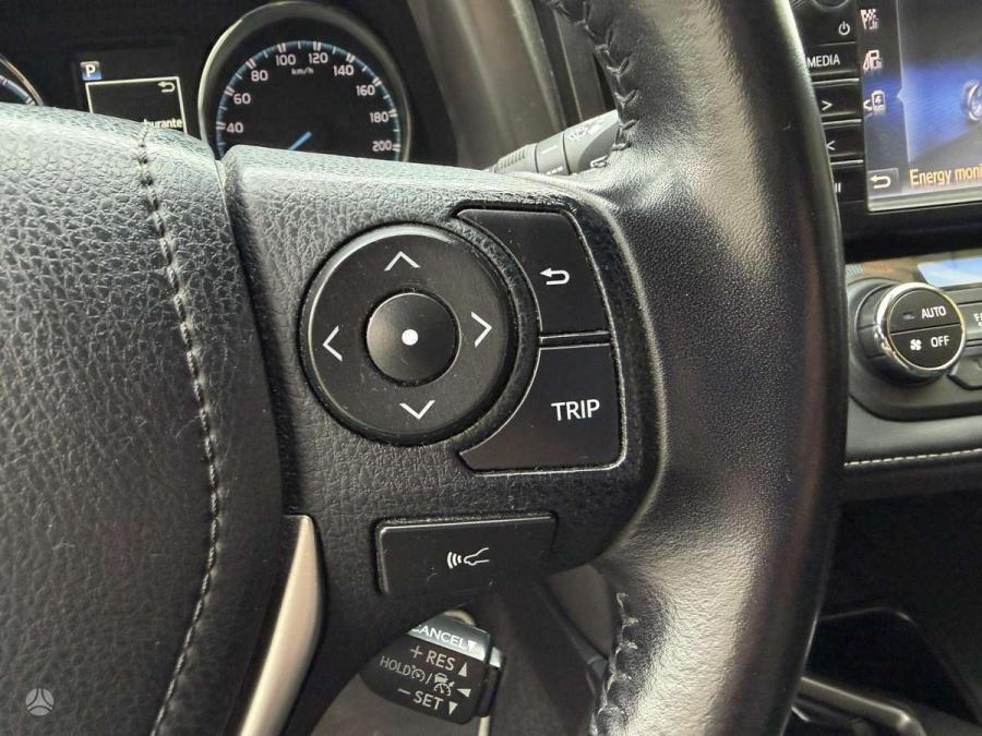 White Toyota RAV4 2017 in Vilnius, with an engine capacity of 2.49 L and mileage of 143 thousand km for 18999 €, photo 21 on AUTOMOTO.COM.LV