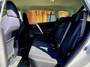 White Toyota RAV4 2017 in Taurage, with an engine capacity of 2.49 L and mileage of 273 thousand km for 13800 €, photo 40 on AUTOMOTO.COM.LV